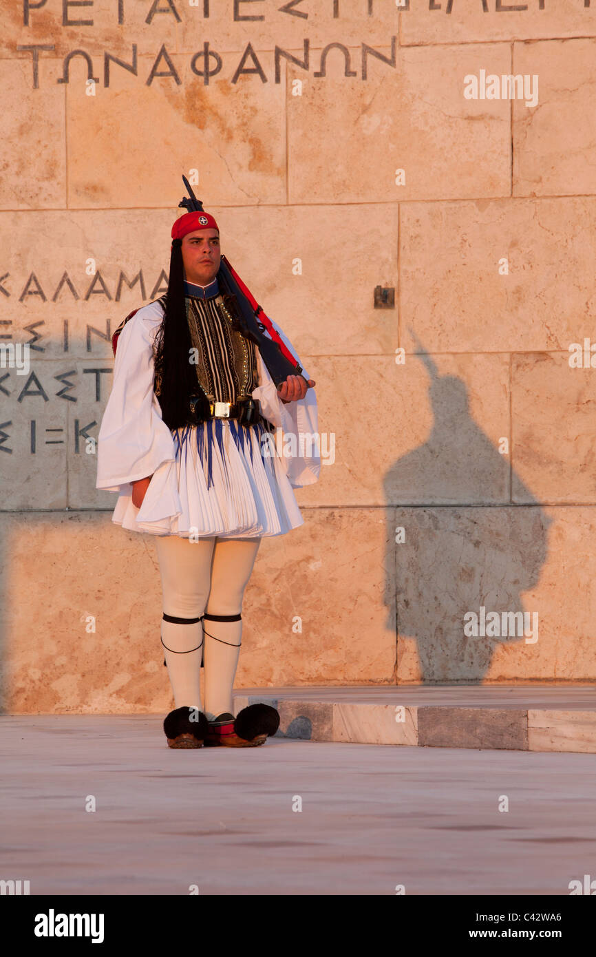 Changement de la garde sur la Tombe du Soldat inconnu par les Evzones à ...