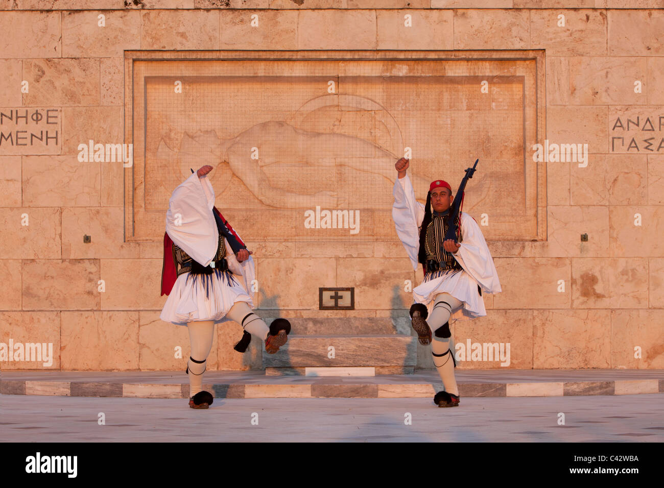 Changement de la garde sur la Tombe du Soldat inconnu par les Evzones à ...