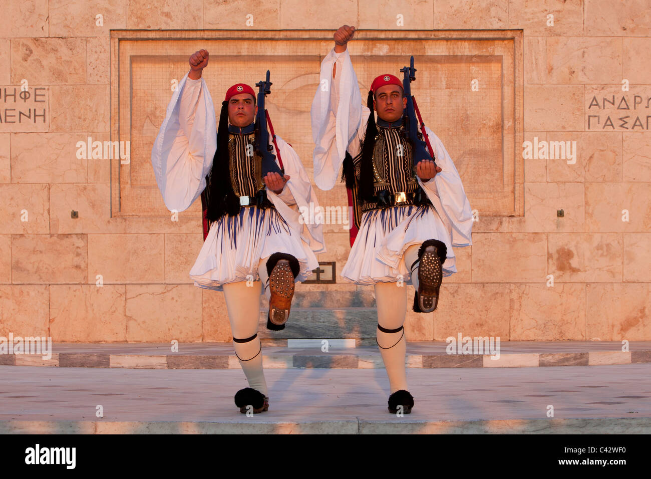 Changement de la garde sur la Tombe du Soldat inconnu par les Evzones à ...