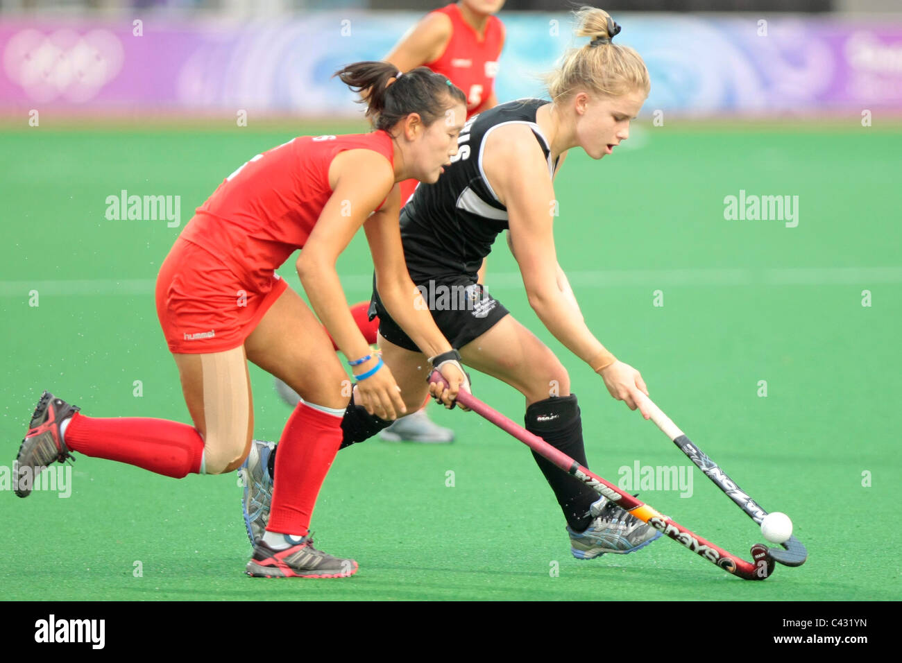 New Zealand's Michaela Curtis(noir) tente de s'exécuter depuis la Corée ...