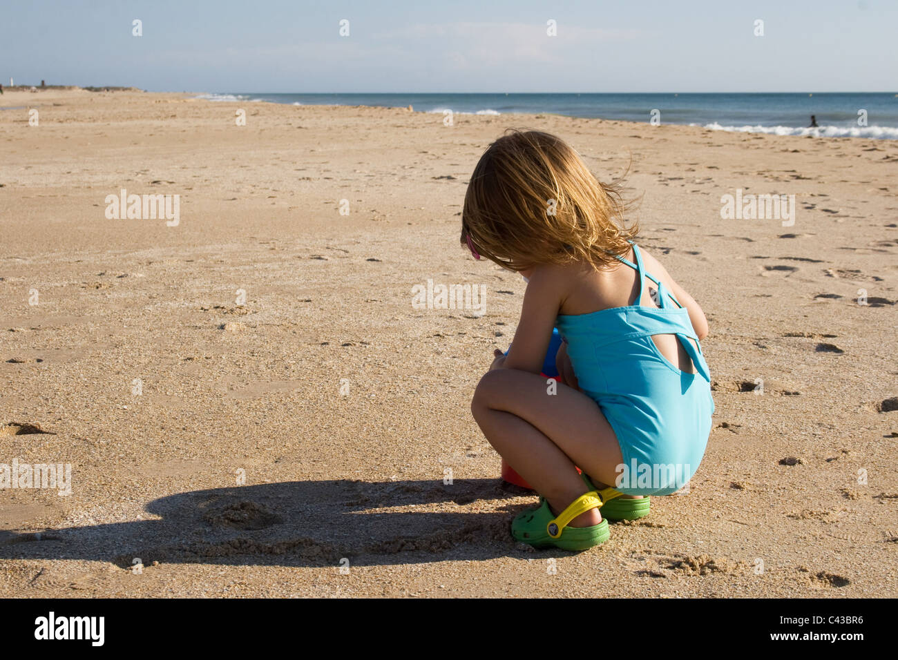 Little girl crouched down on Banque de photographies et d’images à ...