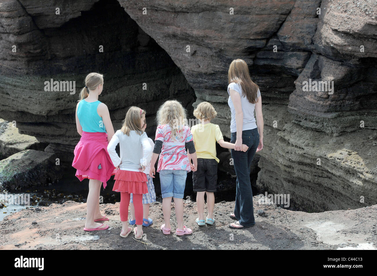 Maman de protection avec grande famille explorez les cavernes des ...