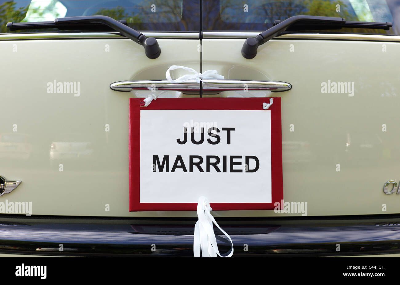 Signe juste marié à l'arrière d'une Mini Estate Photo Stock - Alamy