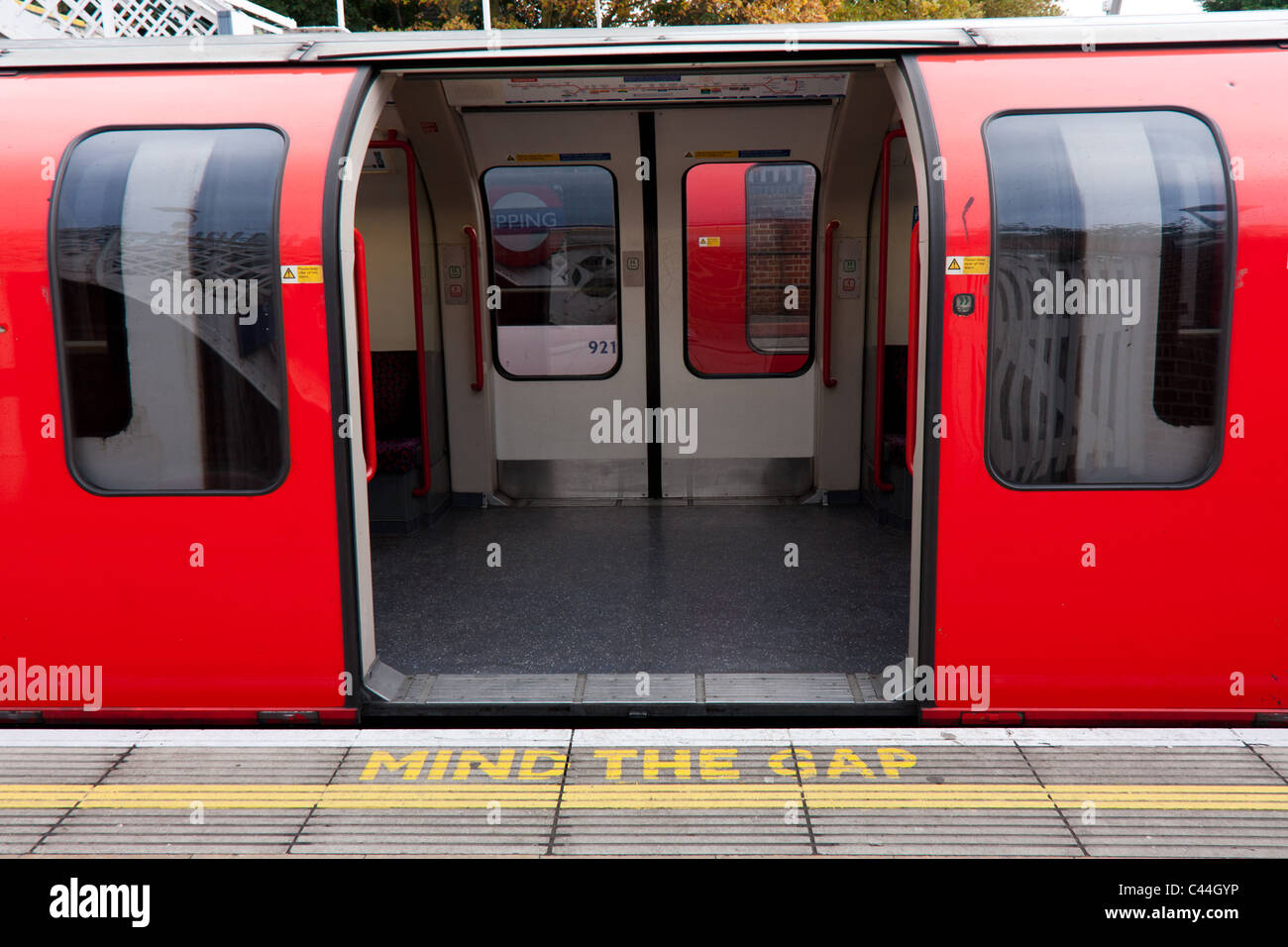 Train avec des portes ouvertes à la station de métro Epping à l ...