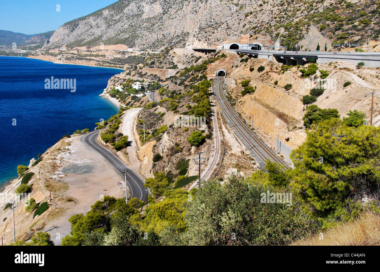 Vieille route, rail et autoroute E55 Route de transport tunnels sur la ...