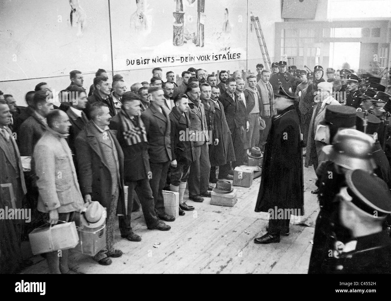 Commandant du Camp Theodor Eicke parle aux détenus dans le camp de ...