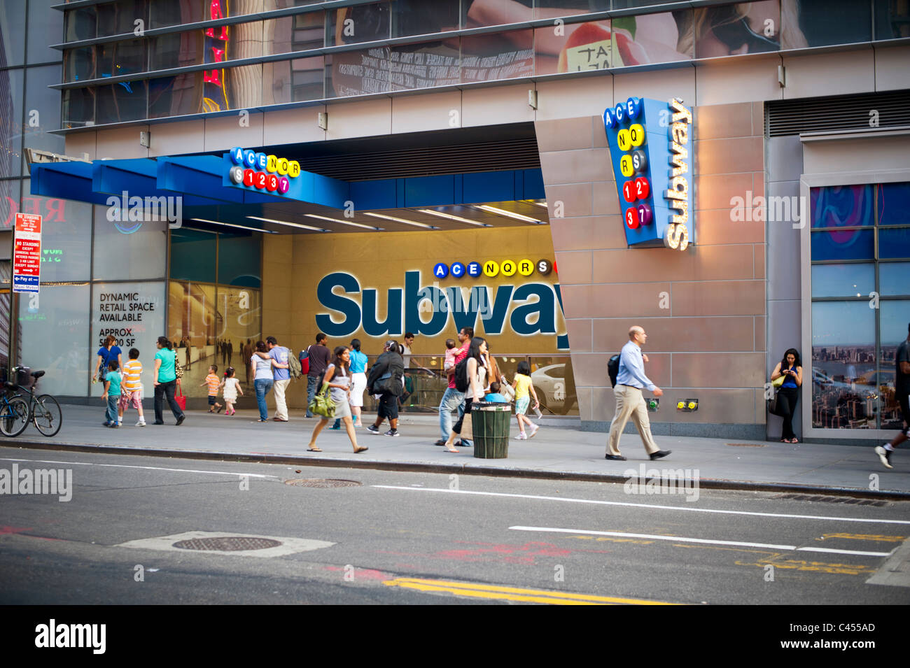 L'entrée de la station de métro de Times Square dans le 11 Times Square ...