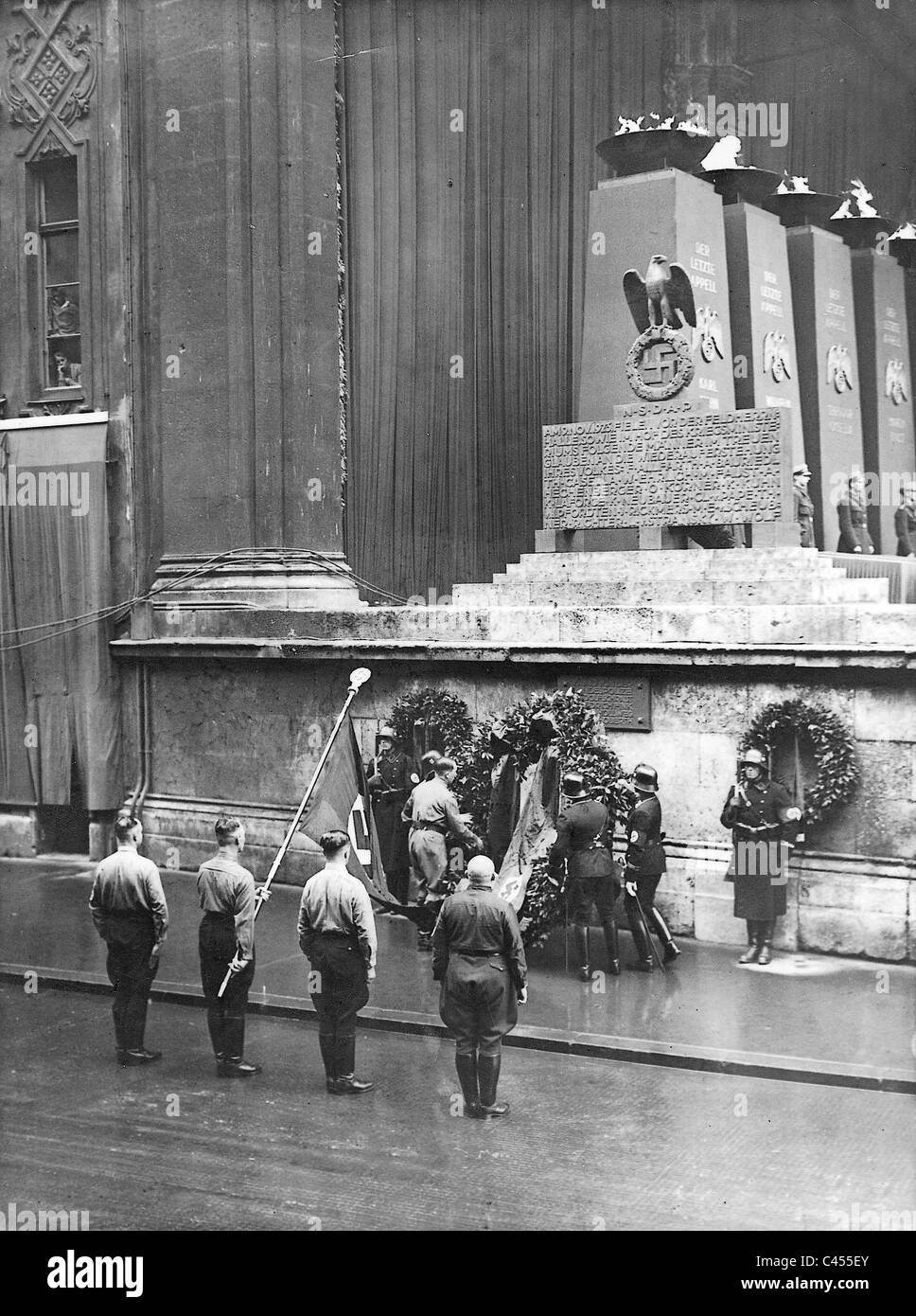 Hitler honore les morts du putsch d'Hitler à la Feldherrnhalle Banque D ...