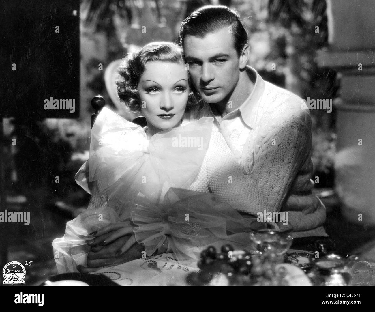 Gary cooper and marlene dietrich in morocco Banque d'images noir et ...