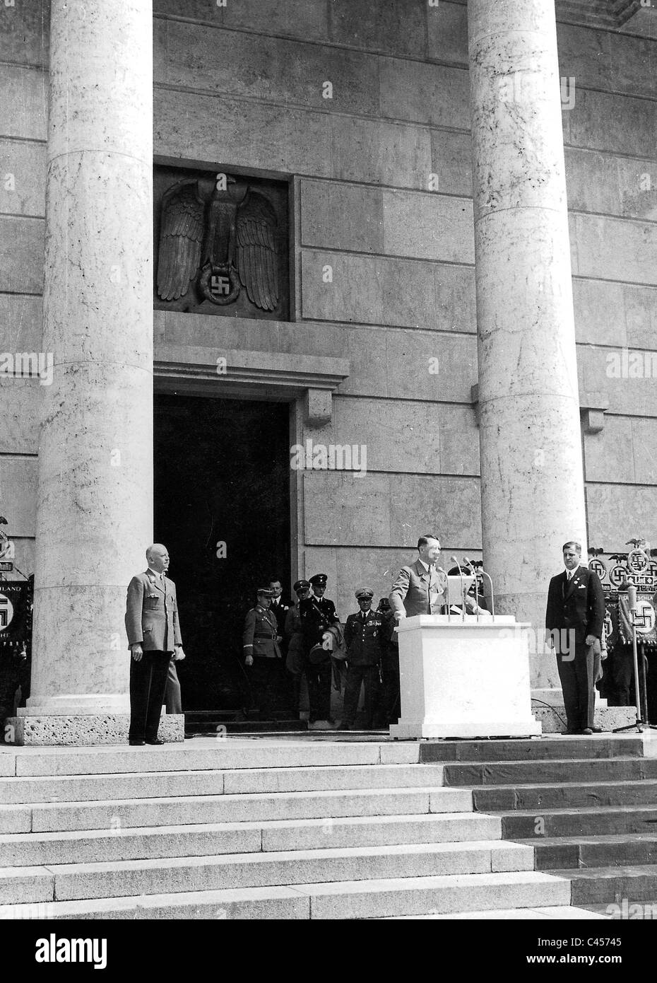 Adolf Hitler prend la parole à l'inauguration de la maison de l'art à ...