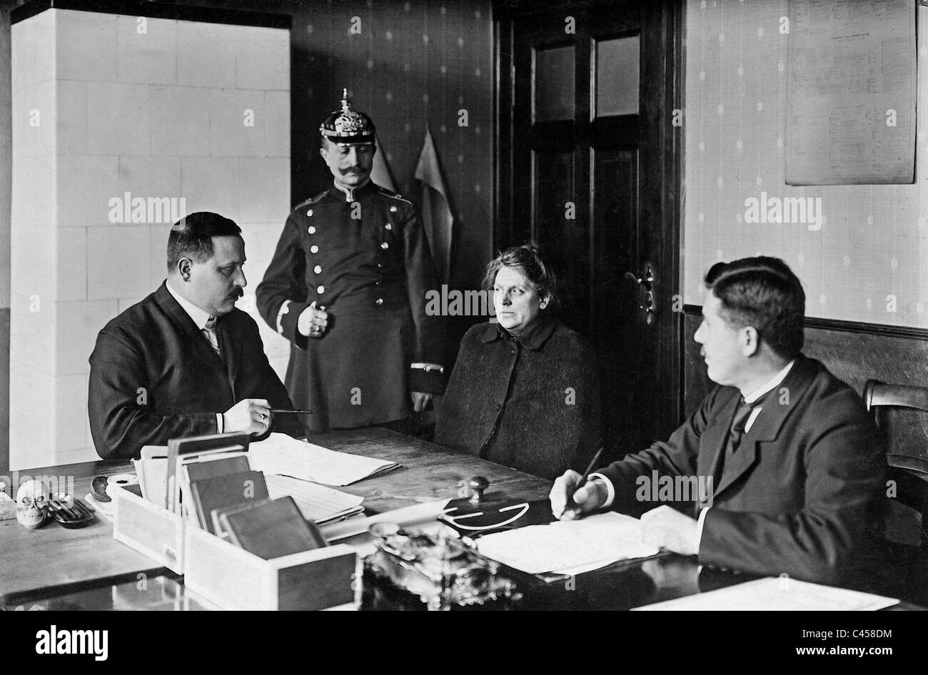 Interrogatoire de police Banque d'images noir et blanc - Alamy