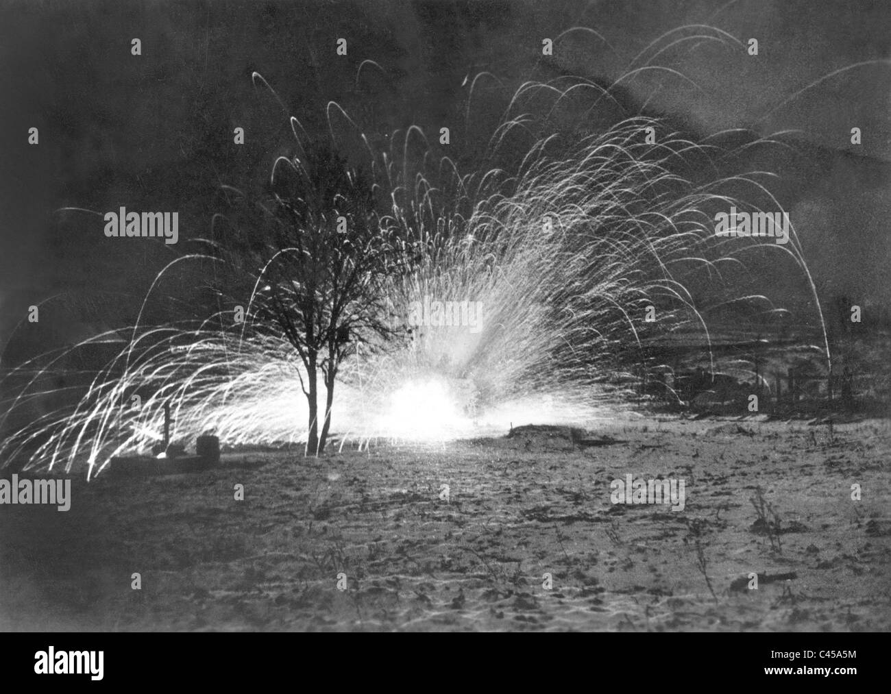 Explosion d'un obus de bazooka pendant les combats de la Courlande ...