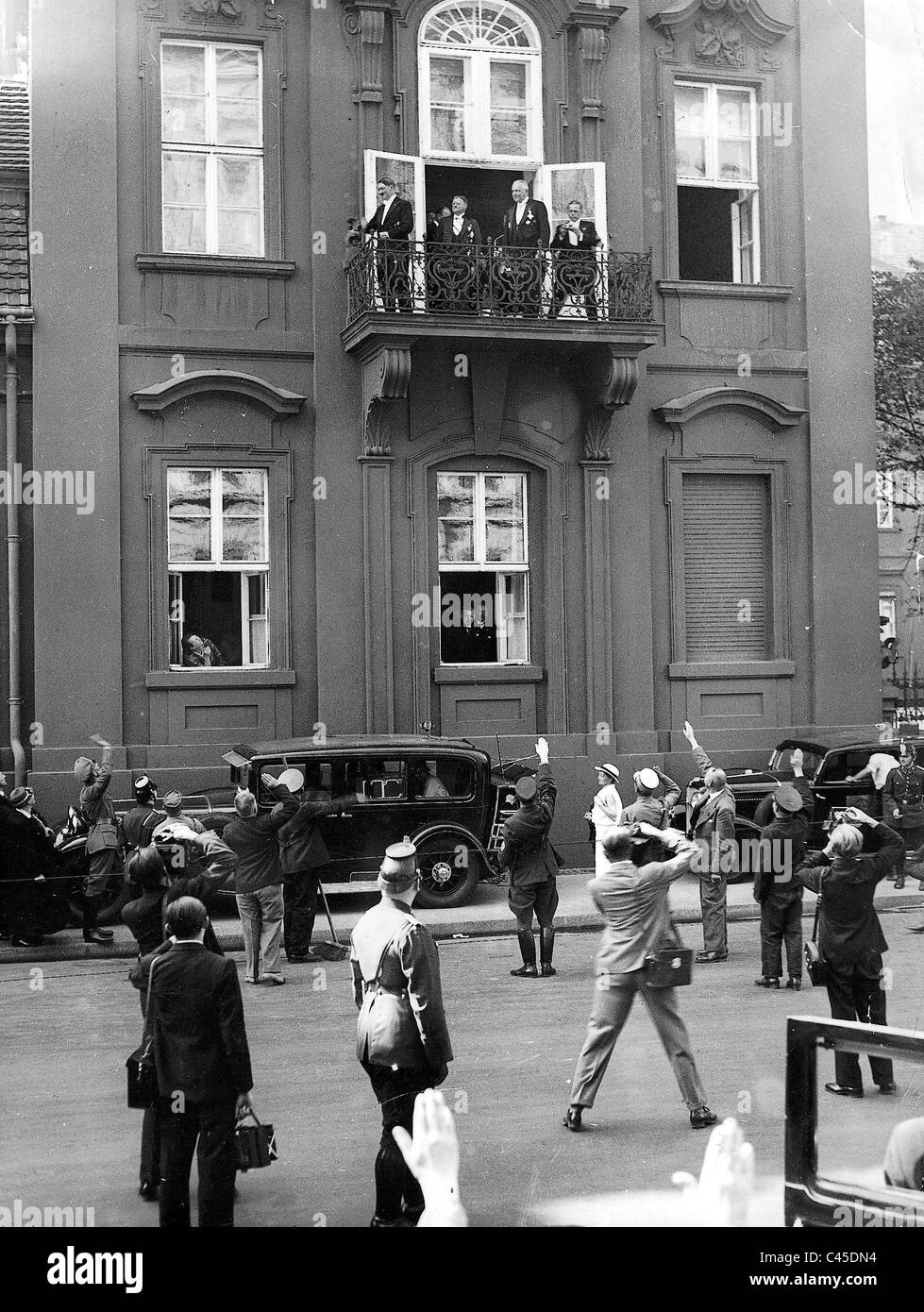 Hitler, Meissner, Neurath sur le balcon du Reich Palais Présidentiel ...