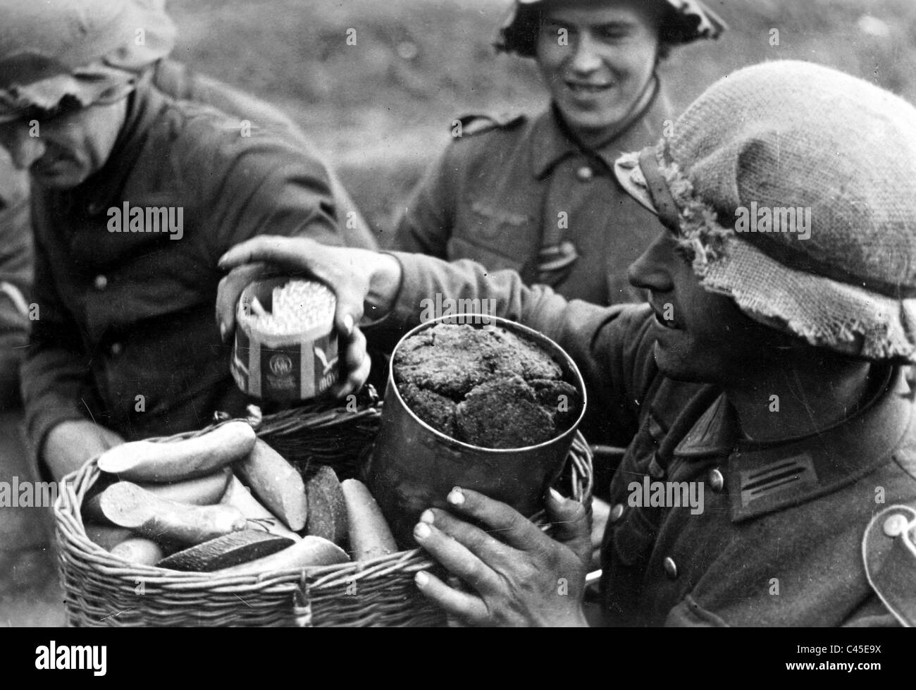 Rations de soldats Banque d'images noir et blanc - Alamy