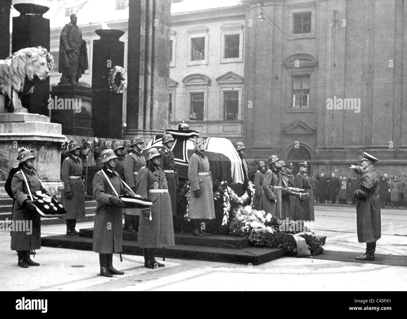Adolf Hitler à l'occasion de l'état après la mort d'Erich Ludendorff ...