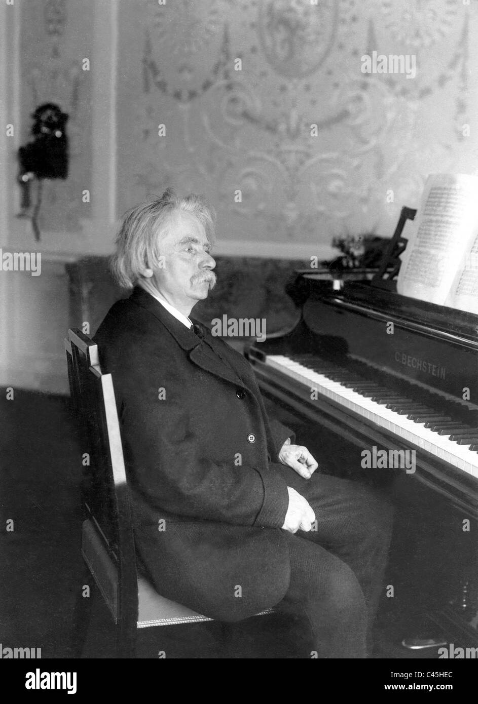 Edvard grieg piano Banque d'images noir et blanc - Alamy