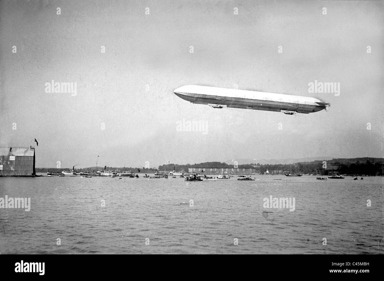 La première ascension du dirigeable Zeppelin LZ '1 'à Manzell sur le ...
