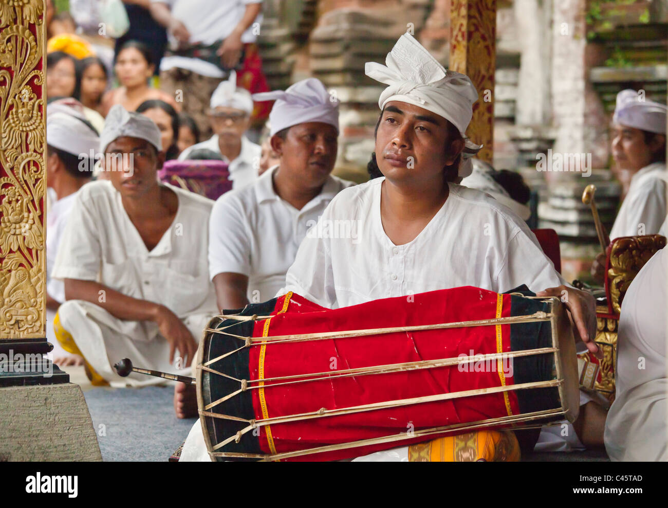 Les musiciens jouent un tambour traditionnel à PURA TEMPLE TIRTA EMPUL ...