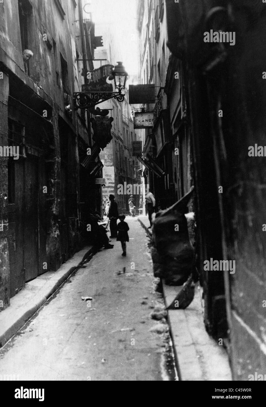 Poverty paris Banque de photographies et d’images à haute résolution ...
