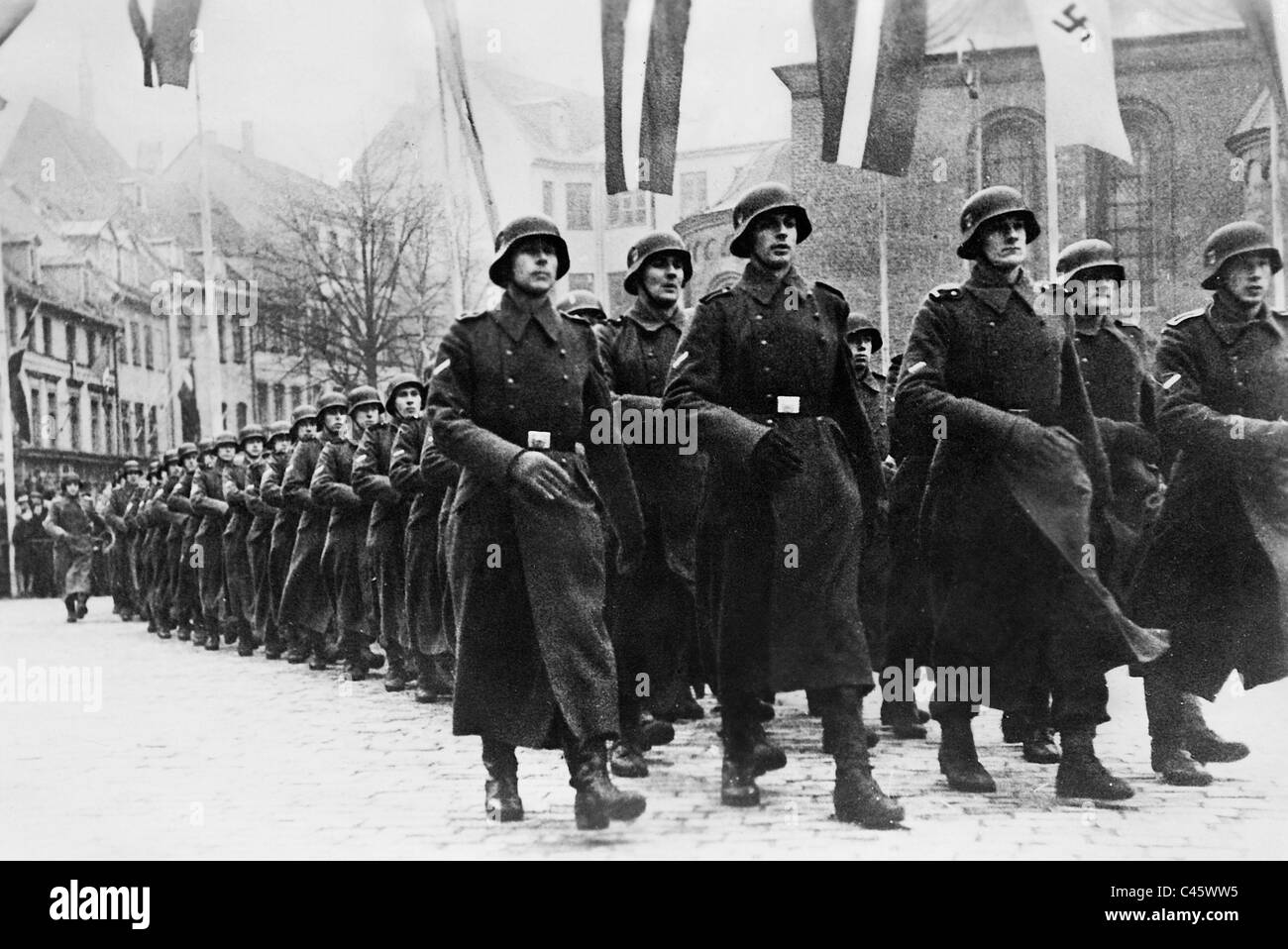 Défilé des unités SS lettone à Tallinn, 1942 Photo Stock - Alamy