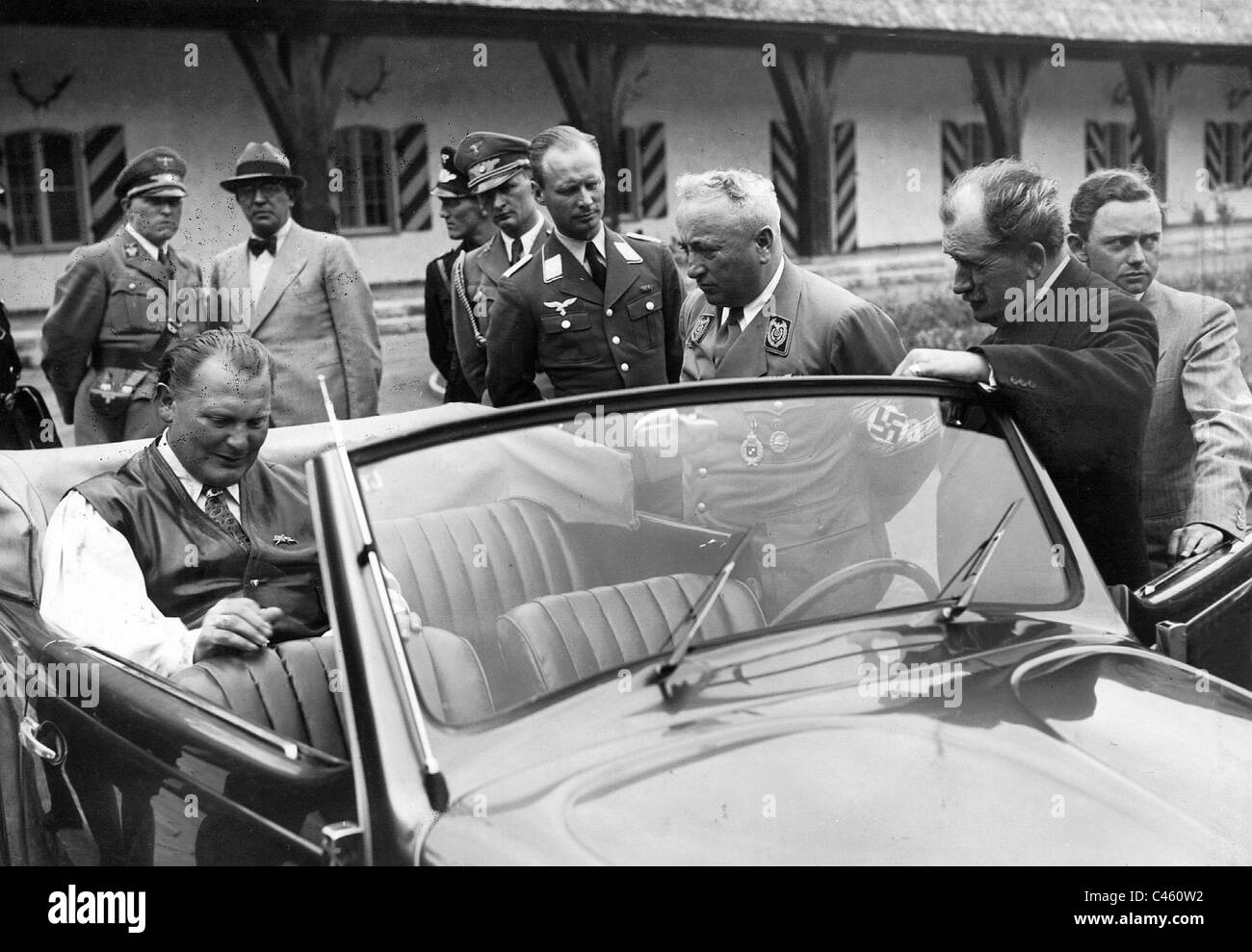 Reich Marshal Goering essaye le premier modèle de la voiture KDF, 1938 ...