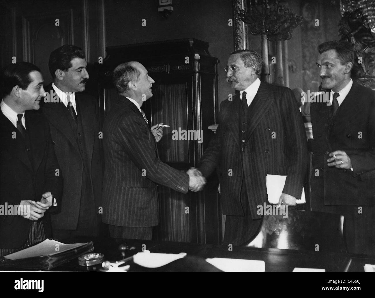 Leon blum and charles spinasse Banque de photographies et d’images à ...