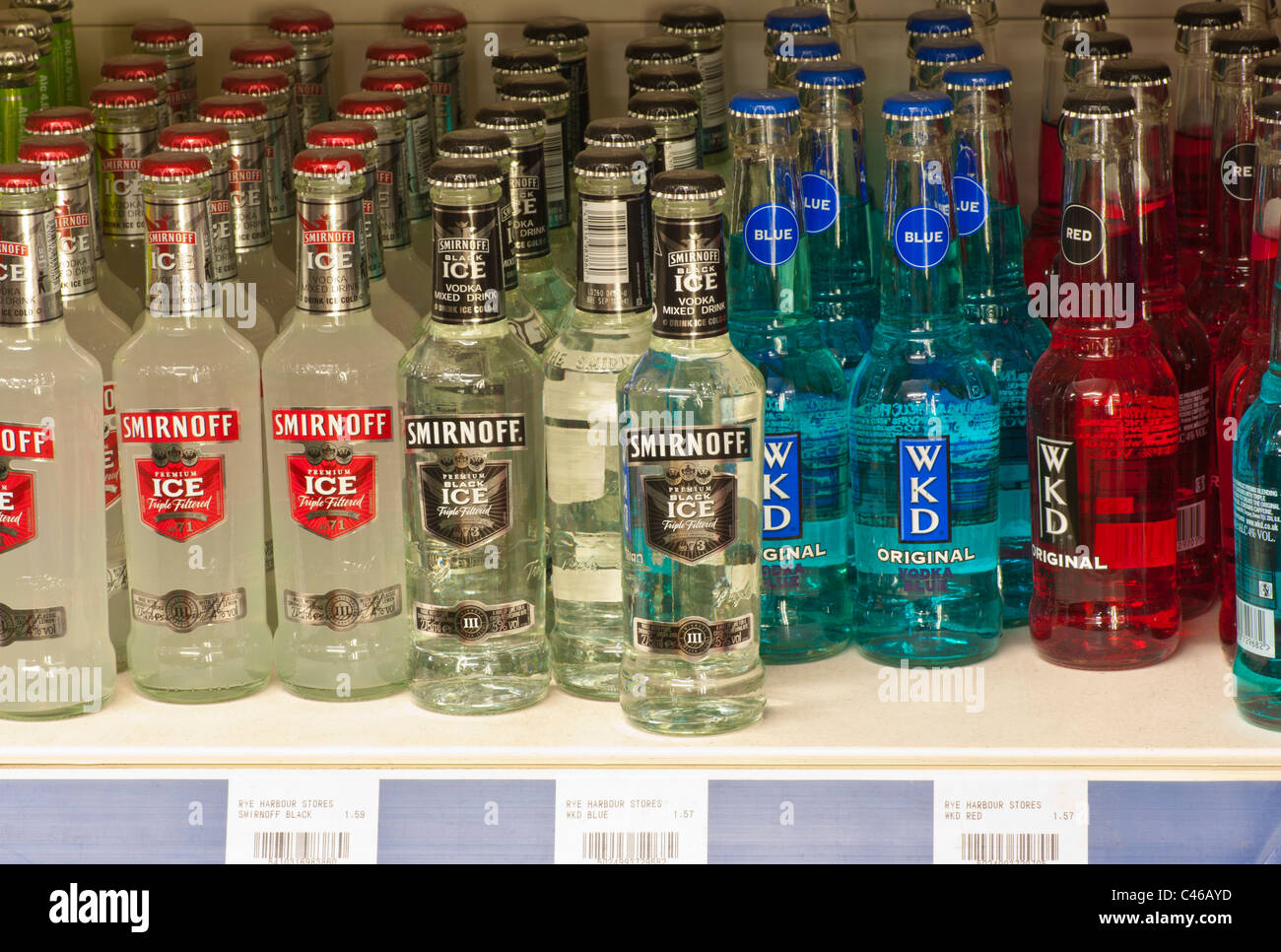 Bottles of alcopops drinks Banque de photographies et d’images à haute ...