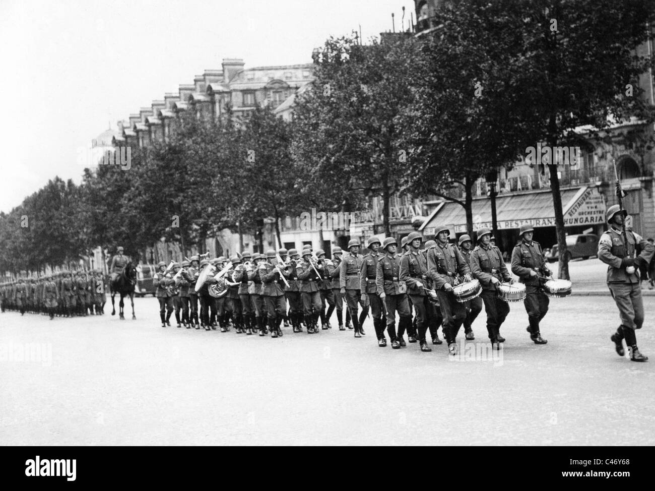 Paris 1940 defile troupes allemandes Banque de photographies et d ...