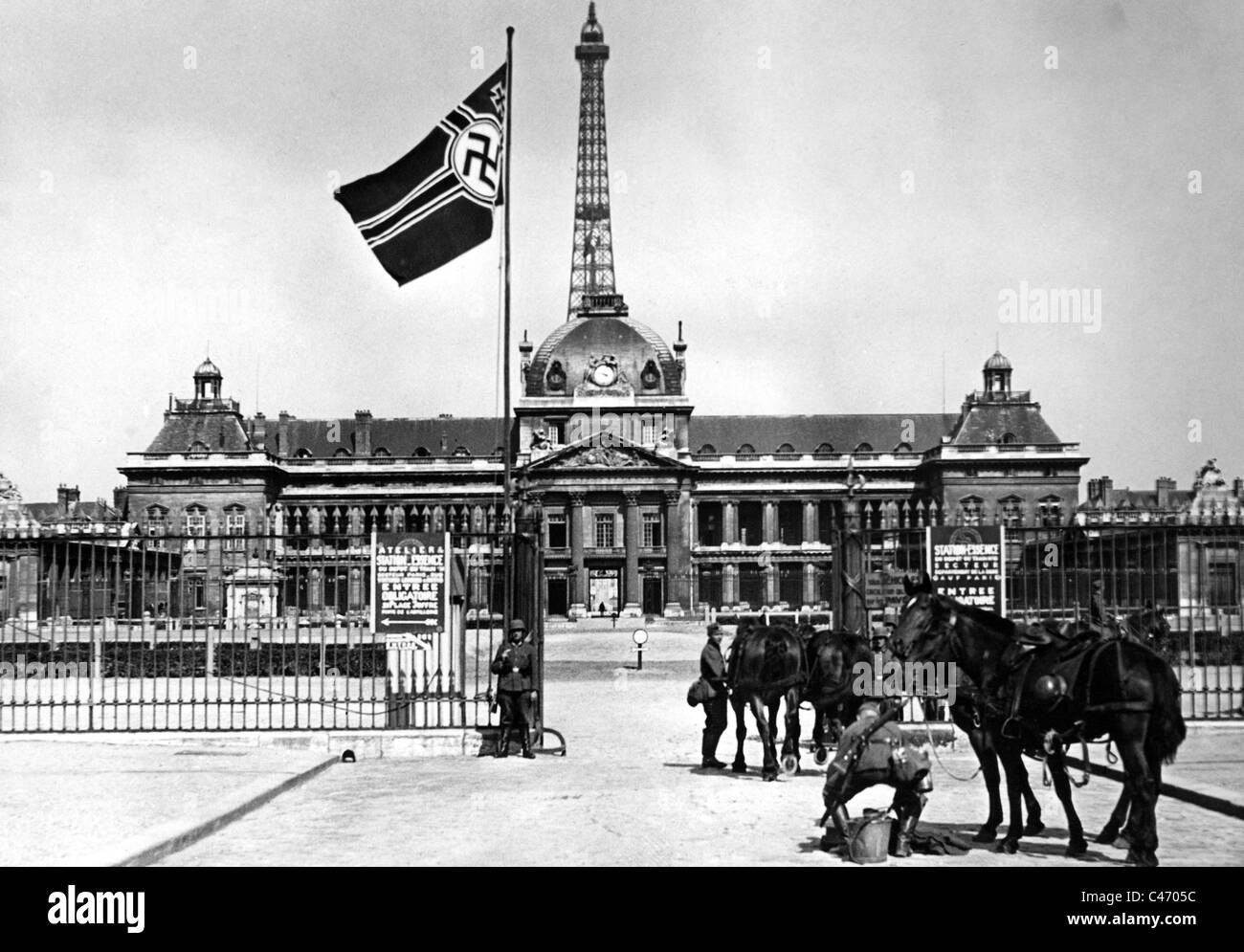 Paris 1940 defile troupes allemandes Banque d'images noir et blanc - Alamy