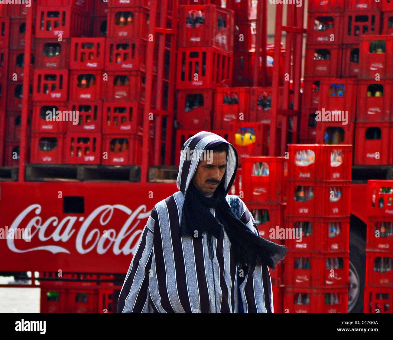 La mondialisation. Camion Coca Cola et arabe en costume traditionnel ...