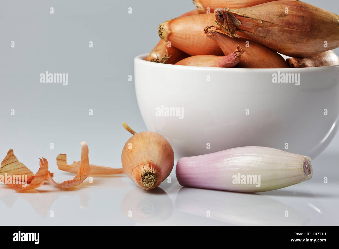 échalotes pelées Banque de photographies et d’images à haute résolution ...