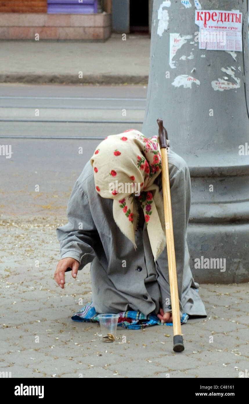 Vieille femme avec chien mendiant Banque de photographies et d’images à ...