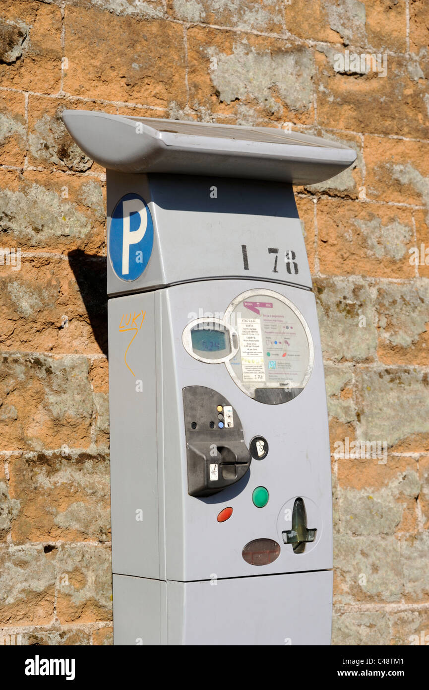 Solar powered parking ticket machine Banque de photographies et d ...