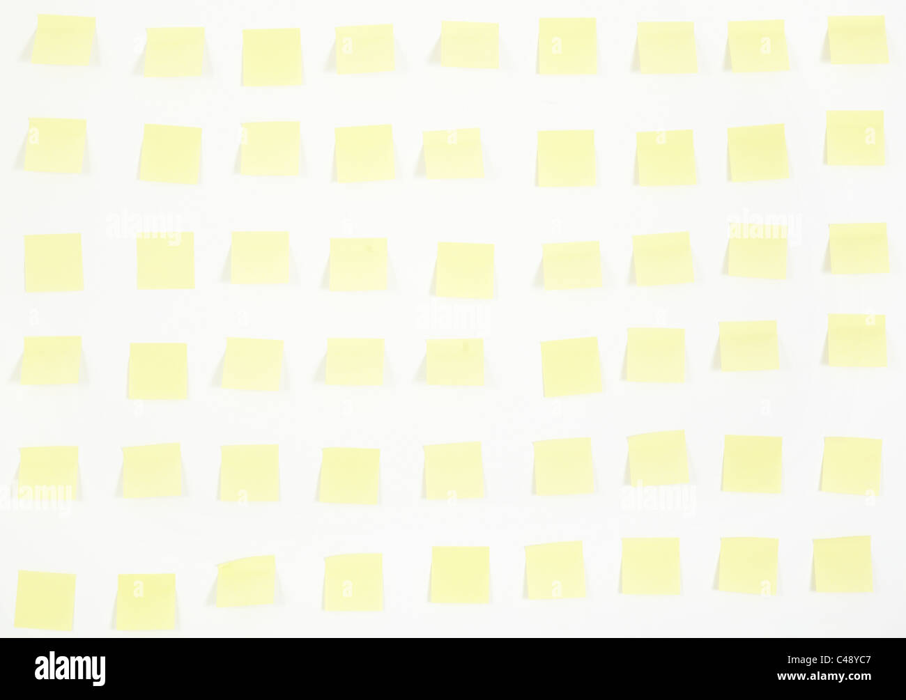 écrire sur une note adhésive Banque de photographies et d’images à ...