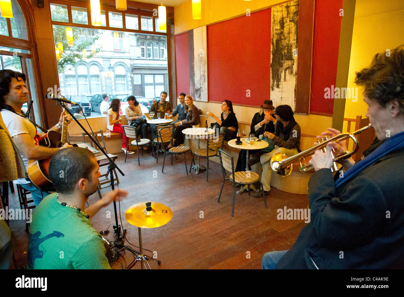 Musiciens jouant de la musique dans un pub Banque de photographies et d ...