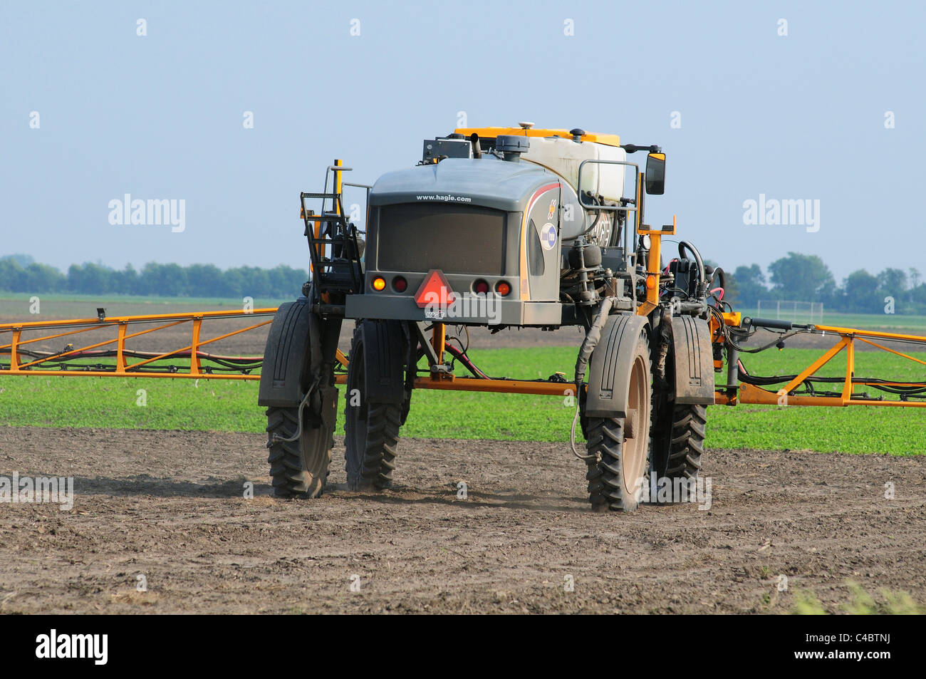 Pulvérisation pulvérisateur automoteur ou herbicide insecticide sur un ...