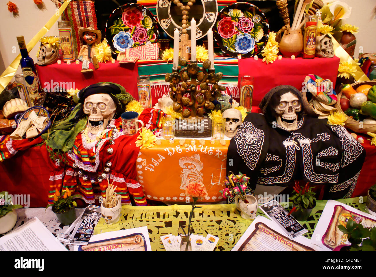 Décoré le Jour des Morts mexicain ou Dia de los Muertos autel Photo ...