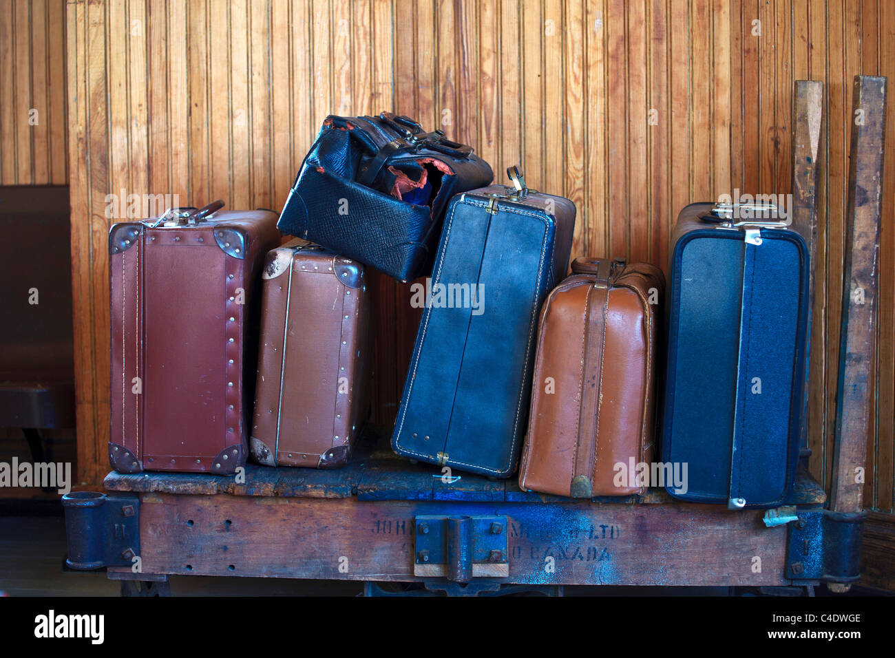 Vieilles valises de voyage Banque de photographies et d’images à haute ...