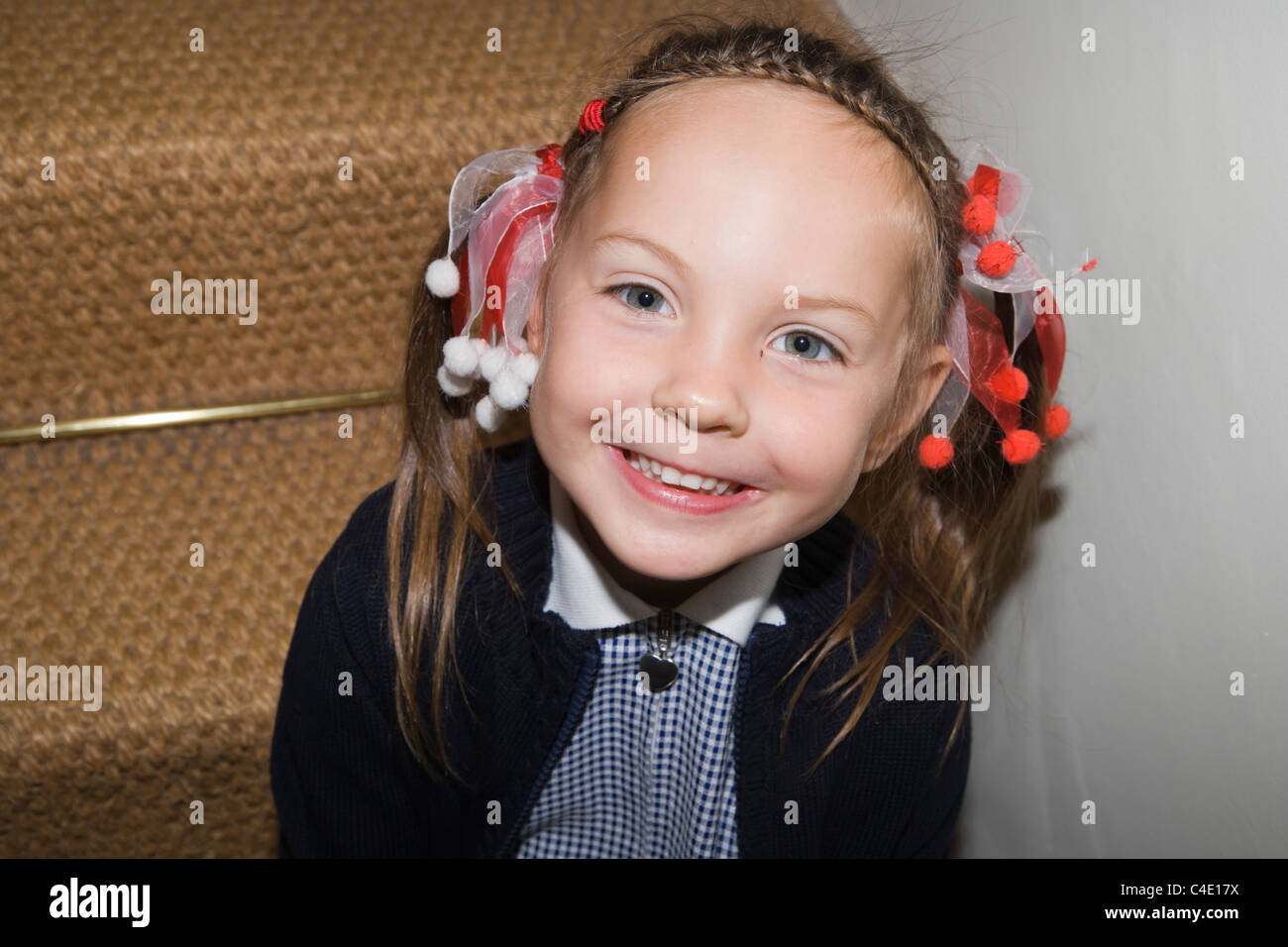 4 ans lycéenne en robe vichy, l'uniforme scolaire d'été Photo Stock - Alamy