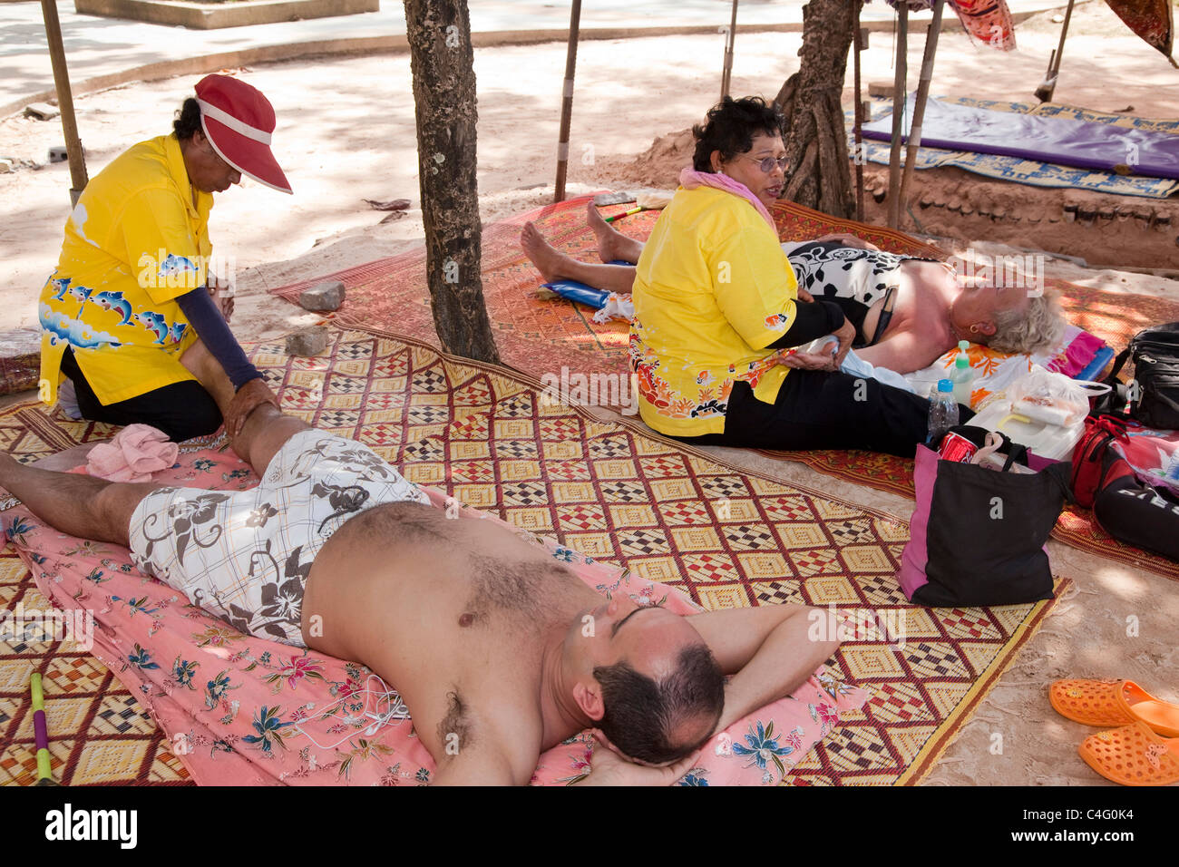 Thai beach massage phuket thailand Banque de photographies et d’images à haute résolution - Alamy