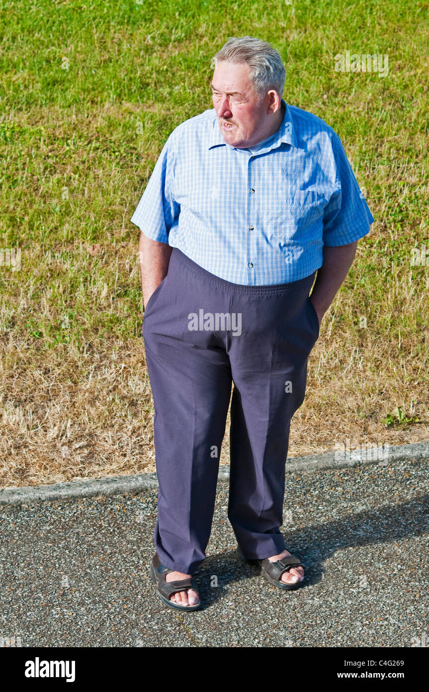 Vue supérieure de l'homme trapu, plus l'article sur la chaussée ...