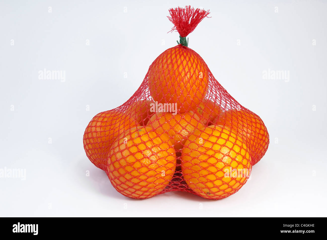 Orange (Citrus sinensis), des fruits dans un filet. Studio photo sur un ...
