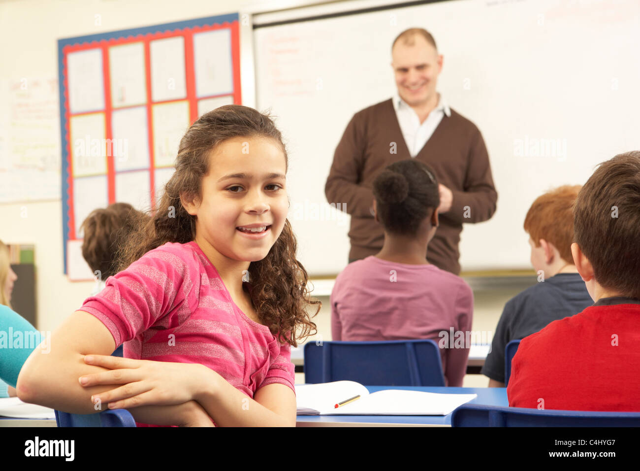 Les élèves qui étudient en classe avec l'enseignant Photo Stock - Alamy