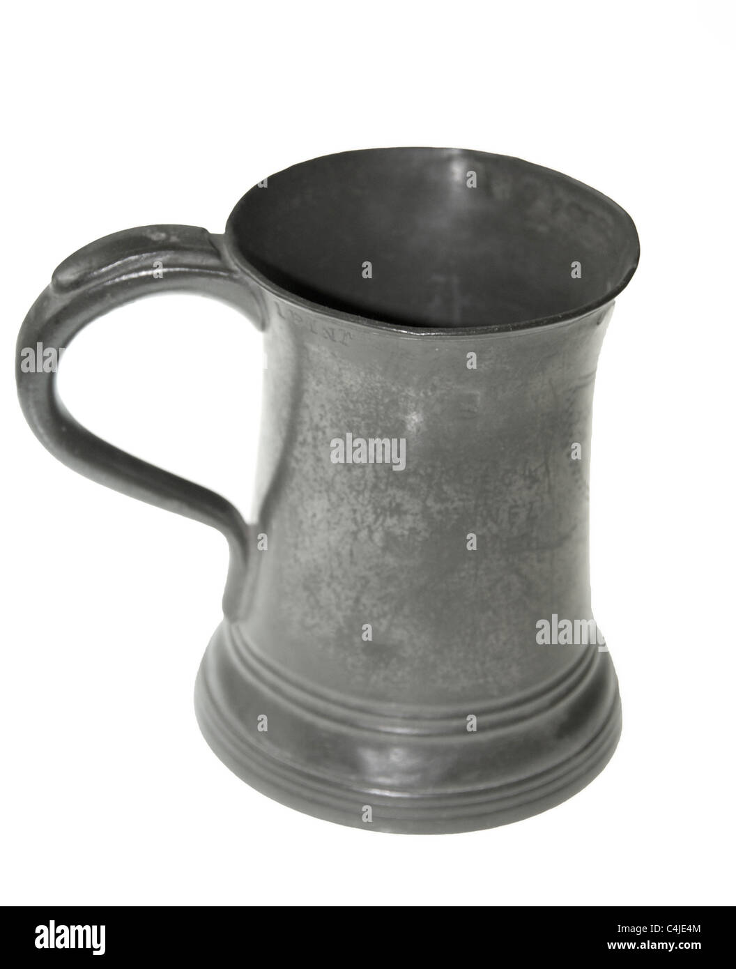 Une antique une pinte de bière en étain tankard Photo Stock - Alamy