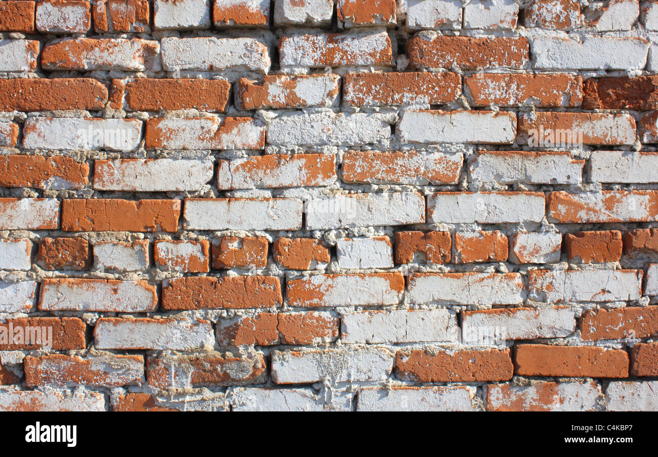 Vieux rouge avec des creux d'un mur de briques de la maison d'une ...