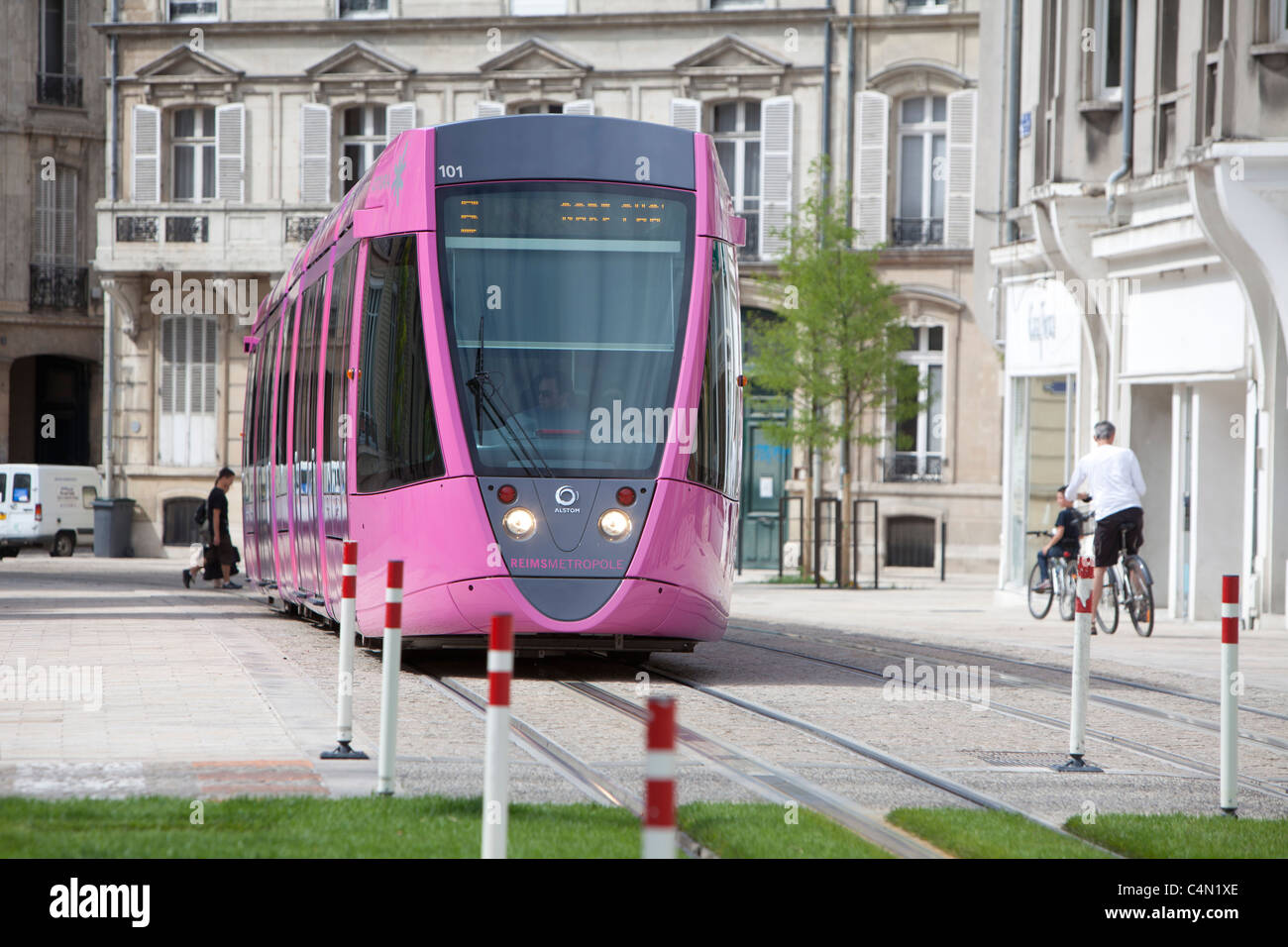 Reims tramway Banque de photographies et d’images à haute résolution ...