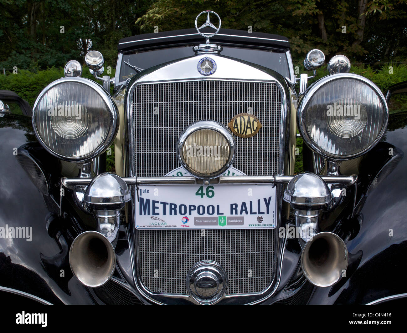 Avant d'une voiture de luxe Mercedes vintage participant à un rallye de ...