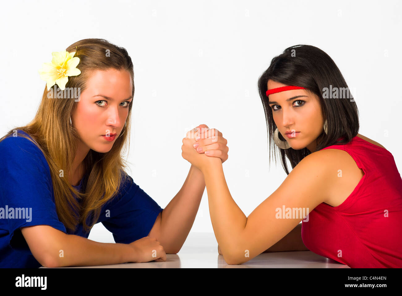 Two girls arm wrestling Banque de photographies et d’images à haute ...
