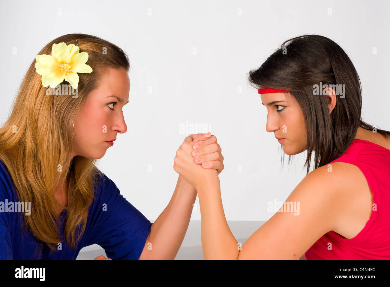 Two girls arm wrestling Banque de photographies et d’images à haute ...
