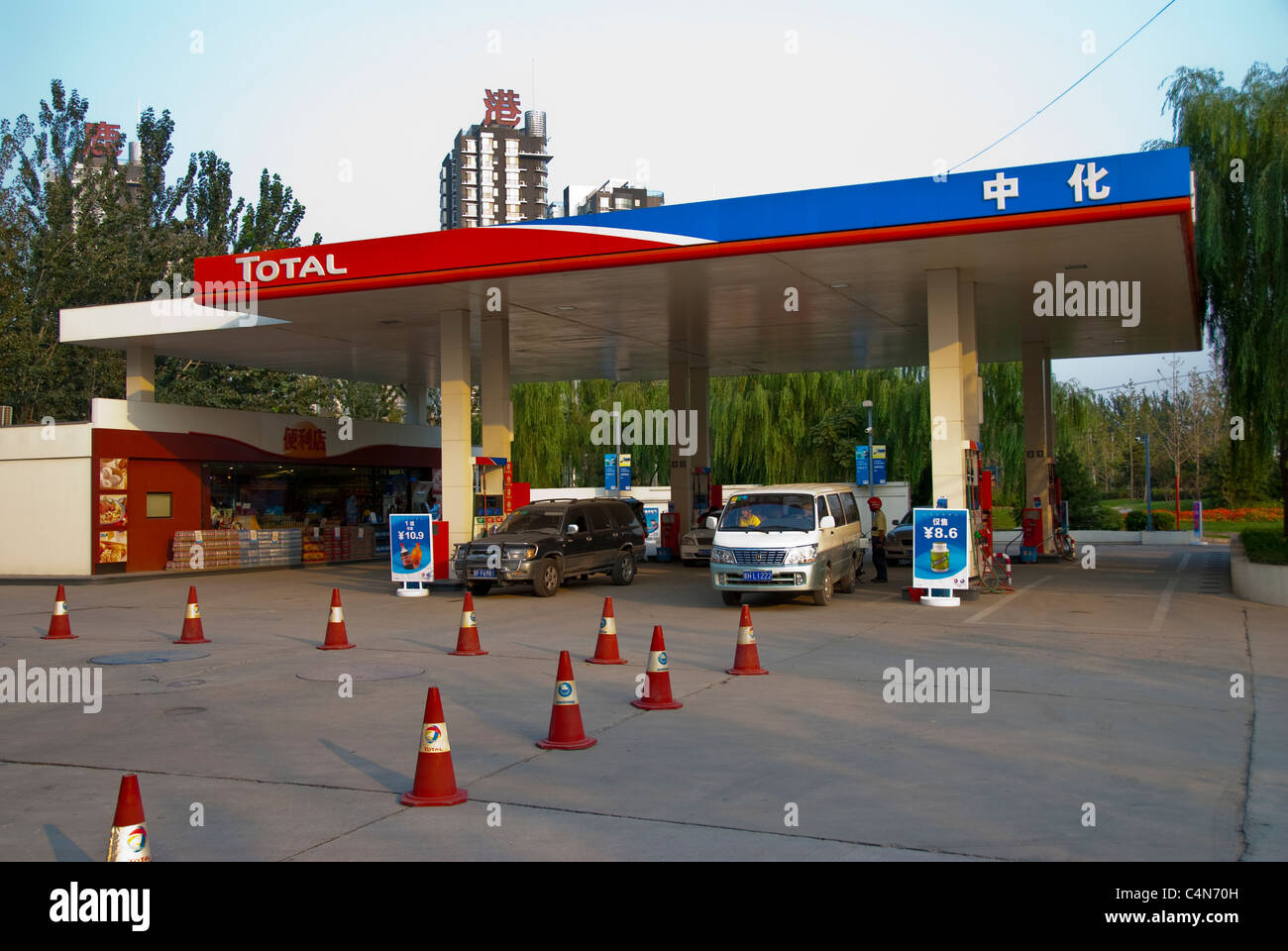 Total oil Banque de photographies et d’images à haute résolution - Alamy